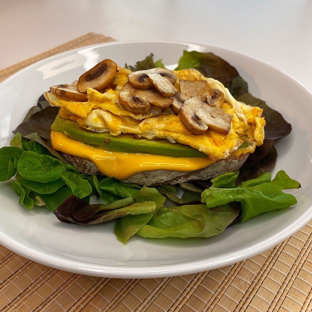 Tostada de huevo, cheddar y aguacate - Receta